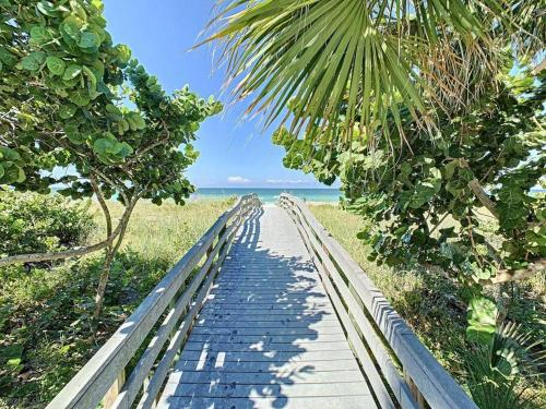 Steps From The Beach, Best Location, 2 Bdrm 2 Bth - Indian Rocks Beach, FL