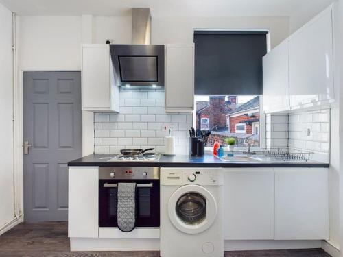 Whitmore House By Rmr Accommodations - Newly Refurbed - Modern - Parking - Central - Stoke-on-Trent