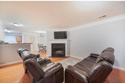 Beautiful Cozy 3-bedroom Townhome Retreat -