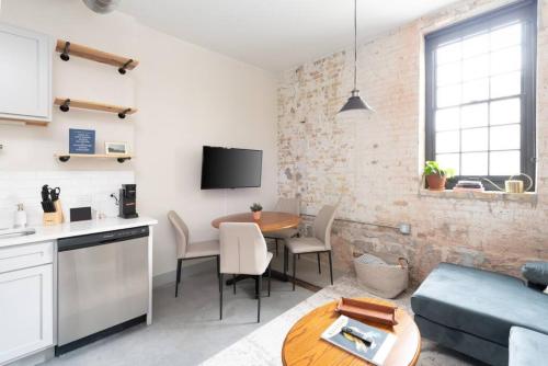 Flexhome 2-story Townhome M8 - Fiserv Gym Parking - Milwaukee, WI