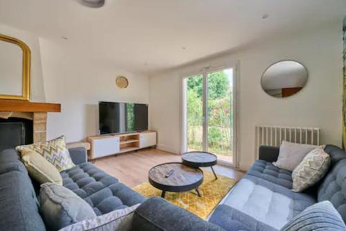 Magnifique Villa - Cheminée - Bords de seine-RER D Deals & Reviews ...