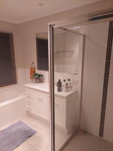 Beautiful Home In Harrison With 5 Bedrooms - Canberra