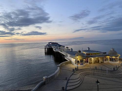 Coast House Cromer - Sleeps 15, Hot Tub, Sea Views - Cromer