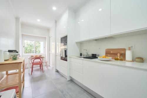 Spacious & Light-filled 4br Apartment By Timecoler - Amadora