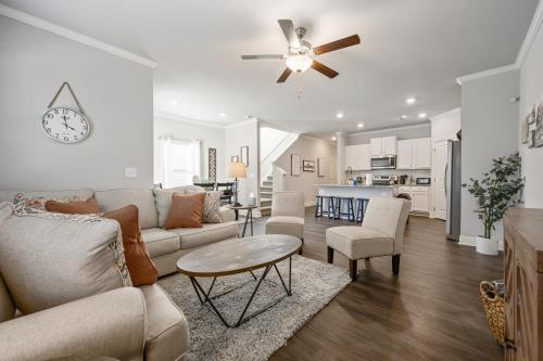 Stylish & Modern 3br Home Near Chattahoochee River - Johns Creek, GA