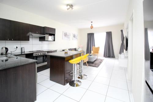 Greenwich 2 Bedroom 2 Bath Serv Apart With 24hrs Electricity - Sandton