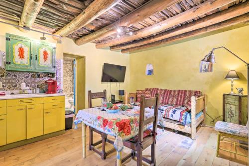 Artsy Santa Cruz Apartment With Shared Hot Tub - Española, NM