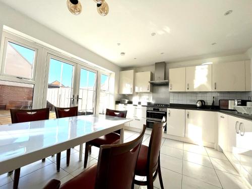 Lovely 4 Doubled Bedroomed Townhouse In Bicester Near To Bicester Village - Bicester