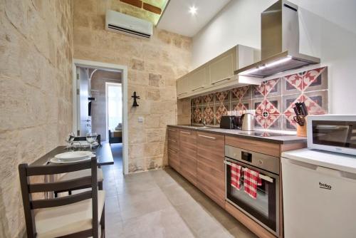 Old Lodge Apartment 4 By Vallettastay - La Valette