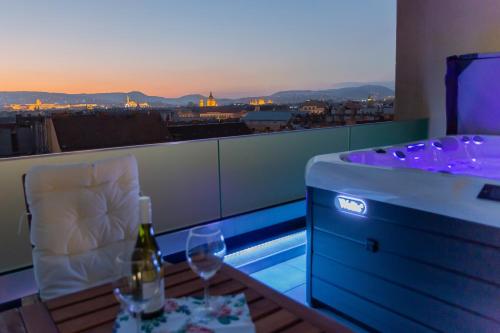 Centropolitan Penthouse With Jaccuzzi- 2 Free Parking- Self Check-in - Budapest
