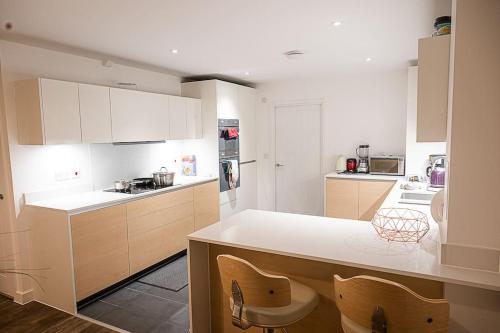 Exquisite Cozy House, Close To Train Station And Amenities - Romford