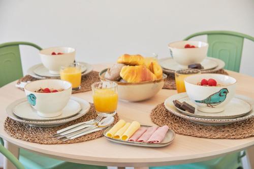 Central & Sunny 2br Apt Near Beach, By Timecooler - Setúbal