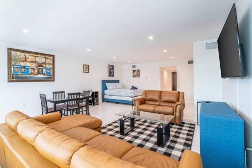 The Purple Pelican Beachfront With Ocean Balcony Unit 3 - Fort Lauderdale