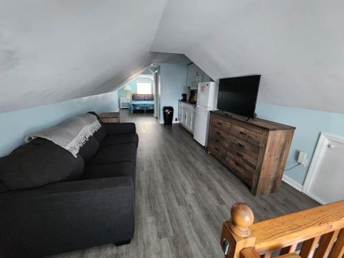 125 Atlantic Avenue Unit G2 -Pet Friendly! Loft Apartment -Sleeps 2-4 Guests! - Garden City, SC