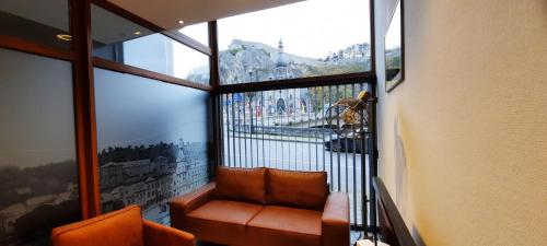 Nez Sur La Croisette. - Houyet