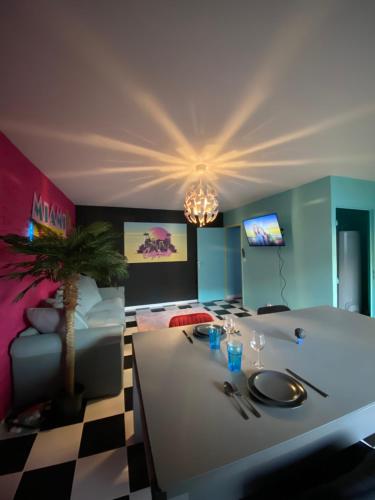 Capsule Miami Vice - Jacuzzi - Billard - Ecran Cinema & Netflix - Ping-pong - Nintendo & Jeux- - Lens, France