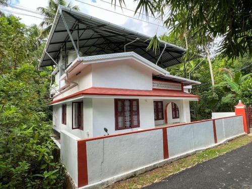 3 Bedroom Country Home With A Lush Full Backyard - Thrissur