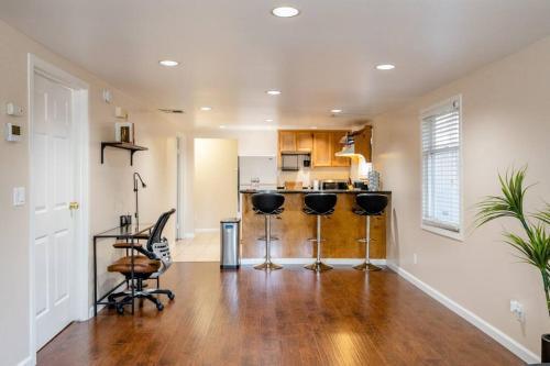 *2bdr Victorian Home Away From Home - *Central Loc - Sacramento, CA