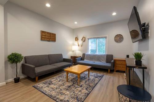 Urban Oasis Easy City Access Brand New - Pittsburgh