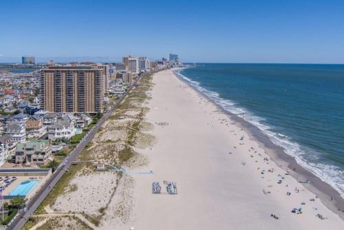 Gammys Beach Getaway Sleeps 20 2 Blocks To Beach - Brigantine, NJ