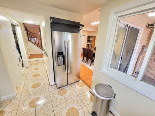 Nice 3 Bdr 2 Bath Near Airport, Train With Plus Wifi And Parking - Ashburn, VA