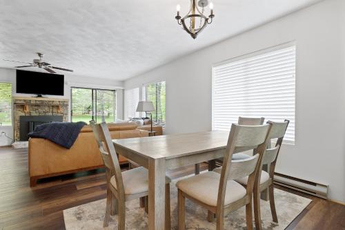 Charming Getaway L Recently Renovated L Hidden Valley L 4br+3bath L Hot Tub - Donegal, PA