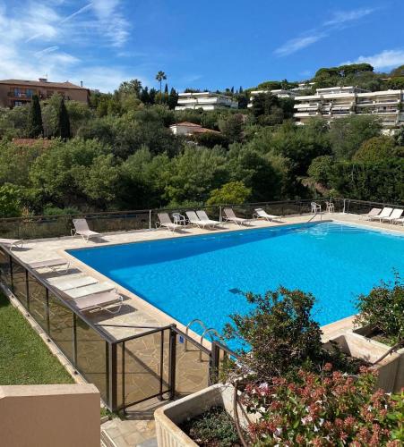 From €94 - Beau studio avec terrasse, vue mer, piscine, parking fermé ...