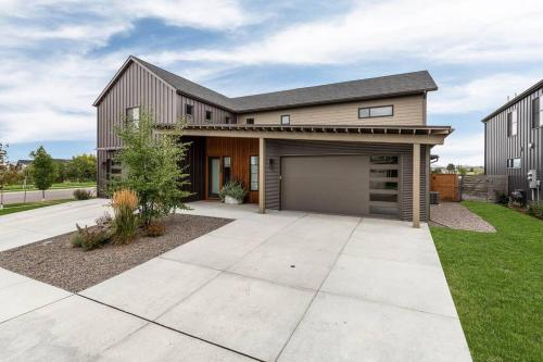 Luxury Townhome On The Park With Bridger Mtn Views - Four Corners, MT