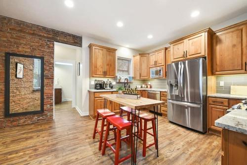 Hostwise Stays - The Larryville - Amazing Bathroom, Perfect Location, Custom Build - Pittsburgh, PA