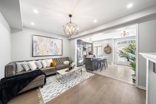 Modern 4 Level Home-game Room/parking/near Airport - Ontario