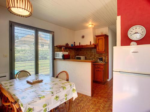 Maison De Plain-pied Avec Jardin, A 200m De La Plage Et 400m Des Commerces - Fr-1-361-58 - Jullouville