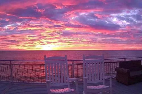 Bay Bliss - Private Beachfront Home With 180° Views & Hot Tub! - Hampton, VA