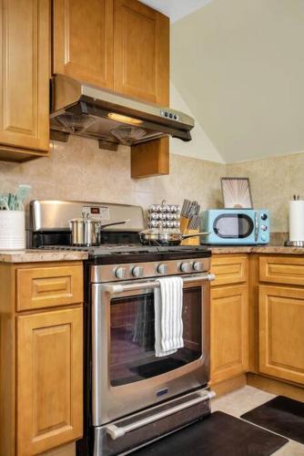 Golden Gem In Heart Of East Rock Quiet 3br Near Dt And Yale - New Haven, CT