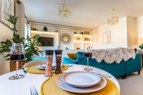 Chic, Immaculate Warwick Apartment Sleeps 4,2 Bathrooms, Free Private Parking, Easy Walk To Warwick, - Warwick
