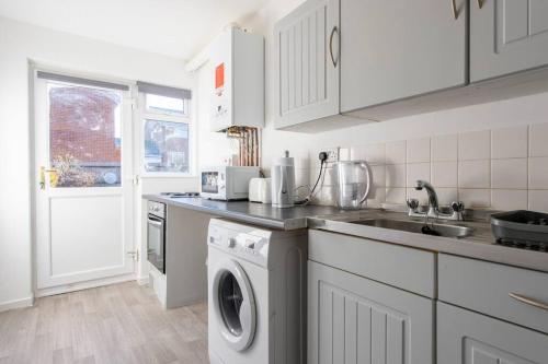 Modern 1 Bed Maisonette, Contractor Friendly, Near Airport, Town Centre And Train Station - Luton