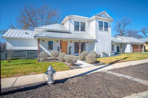 Downtown Modern Farmhouse-pool- Sleeps 12 - San Antonio, TX