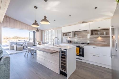 Stylish Lodge At Windsor Racecourse Marina - By Tempstay - Windsor, UK