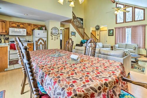 Hot Tub + Deck: Pet-friendly Poconos Getaway! - Stokes State Forest, Branchville