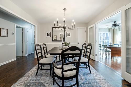 Decked Out Getaway, Pine Mtn Trail, Pet Friendly - Cartersville, GA