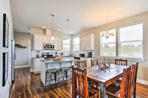 Walk To Beach: Ocean Shores House W/ Hot Tub - Ocean Shores, WA