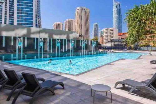 Gorgeous Apartment Spa Bath & Ocean Views - Surfers Paradise