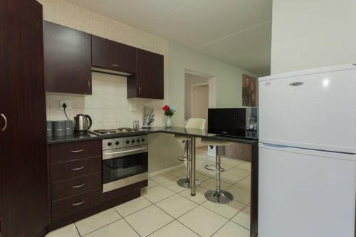 15min To Or Tambo Perfect Long Stay Wifi & Netflix - Benoni