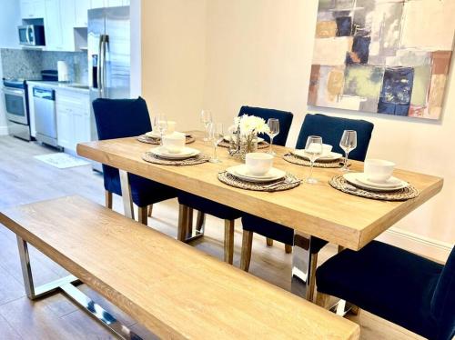 Lush Tropical Big Home Close To Airport, Calle 8, Coral Gables And Lots More Miami Amenities - Miami