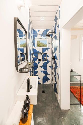 Mini Shortboard Room With A Queen Bed - Stinson Beach, CA