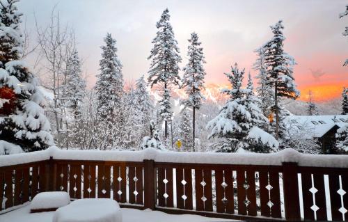 Highland Huckleberry Lodge Deals & Reviews, whitefish | LateRooms.com
