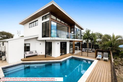Coorumbong 16 - 5 Bedrooms - Mooloolaba