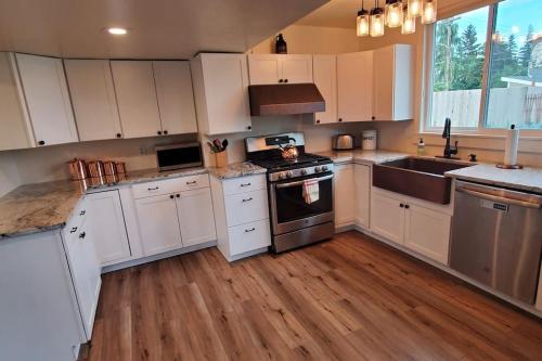 Luxury Dt Cottage - Free Parking - Self Check-in - Alaska