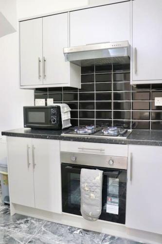 Contemporary & Stylish House . Free Parking - Leeds