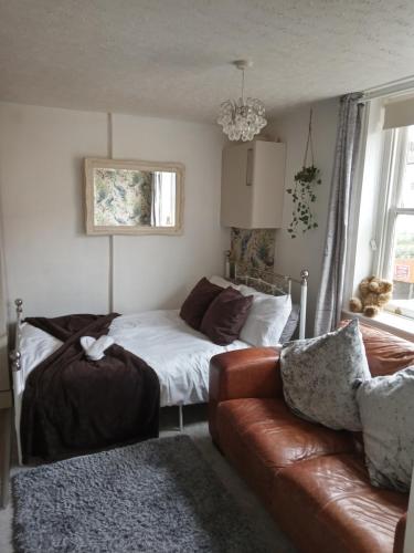 Little Dorrit Studio Flat Rochester Me1 1xz - Chatham