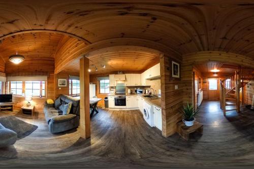 Red Squirrel Log Cabin With Hot Tub - Moray